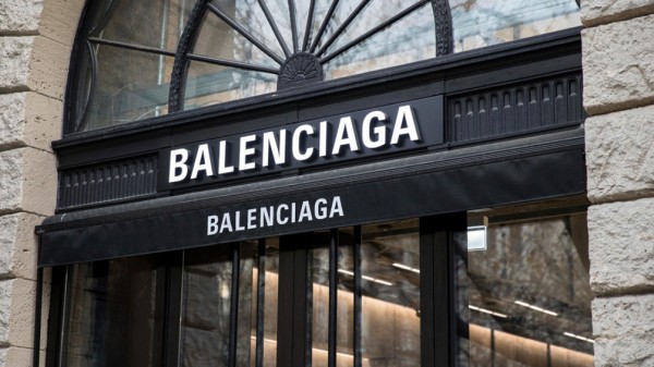 Нэр хүнд нь унахад нөлөөлсөн компаниас “Balenciaga” $25 саяыг нэхэмжлэв